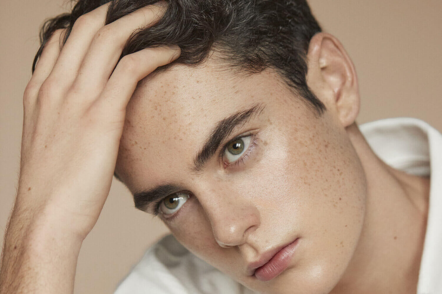 Kérastase Blog: Caspa vs. Cuero Cabelludo Seco - Diferencias